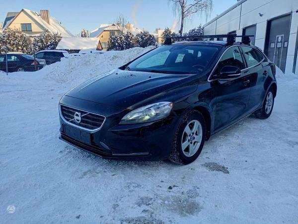 Black Volvo V40 2012 in Utena, with an engine capacity of 1.56 L and mileage of 181 thousand km for 4599 €, photo 8 on AUTOMOTO.COM.LV