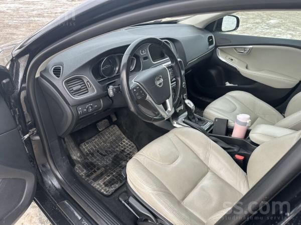 Melns Volvo V40 2012 Cēsis, ar dzinēja tilpumu 2.00 L un nobraukumu 292 tūkst. km par 6900 €, foto 5 vietnē AUTOMOTO.COM.LV