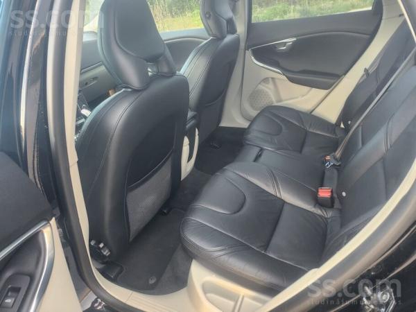 Black Volvo V40 2012 in Gulbene, with an engine capacity of 2.00 L and mileage of 350 thousand km for 7500 €, photo 9 on AUTOMOTO.COM.LV