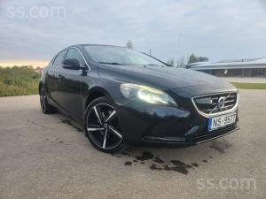 Melns Volvo V40 2012 Gulbene, ar dzinēja tilpumu 2.00 L un nobraukumu 350 tūkst. km par 7500 €, foto  vietnē AUTOMOTO.COM.LV