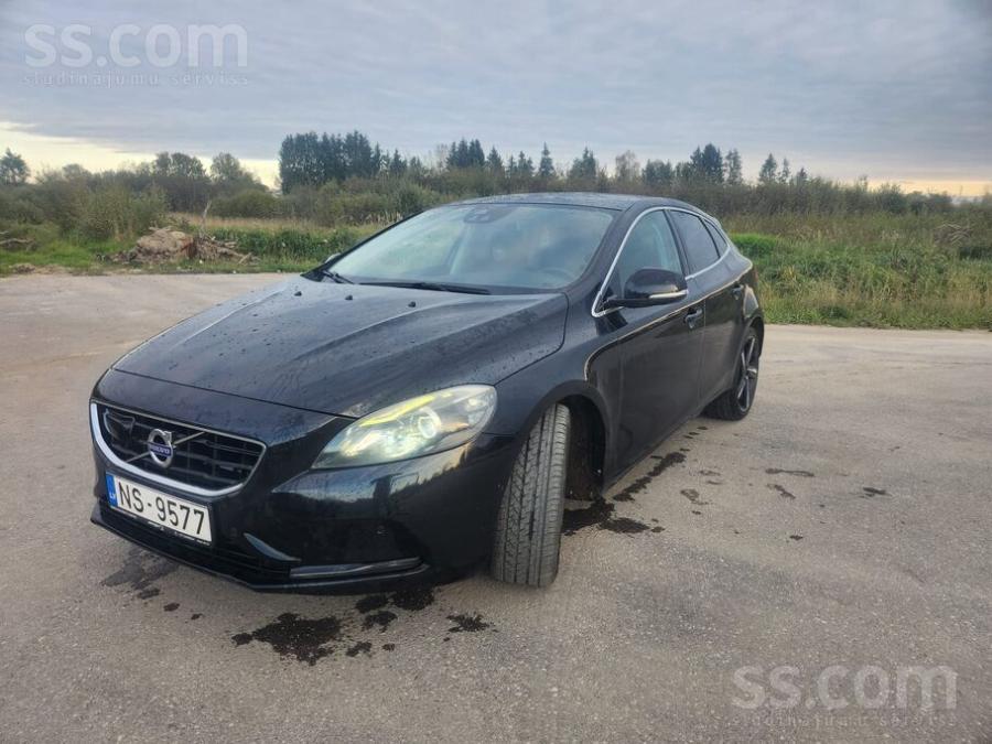 Melns Volvo V40 2012 Gulbene, ar dzinēja tilpumu 2.00 L un nobraukumu 350 tūkst. km par 7500 €, foto 3 vietnē AUTOMOTO.COM.LV