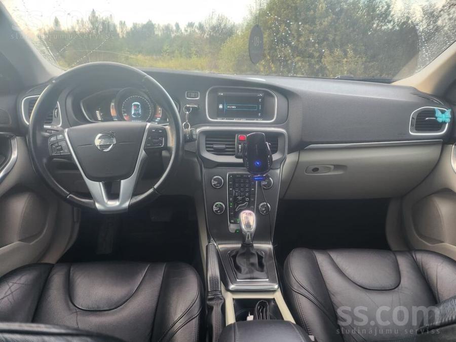 Melns Volvo V40 2012 Gulbene, ar dzinēja tilpumu 2.00 L un nobraukumu 350 tūkst. km par 7500 €, foto 6 vietnē AUTOMOTO.COM.LV