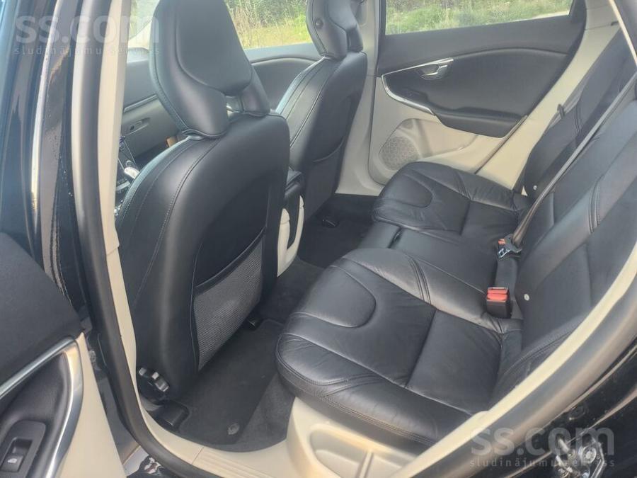 Melns Volvo V40 2012 Gulbene, ar dzinēja tilpumu 2.00 L un nobraukumu 350 tūkst. km par 7500 €, foto 10 vietnē AUTOMOTO.COM.LV