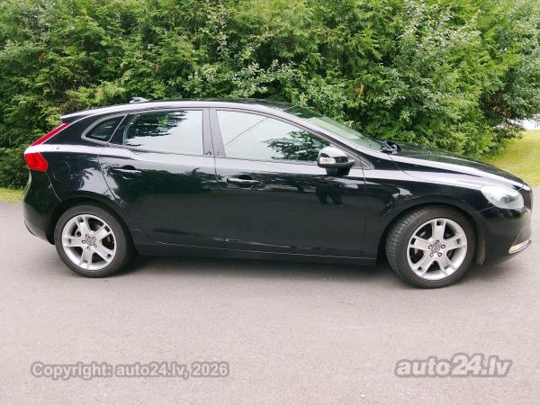 Black Volvo V40 2012 in Tallinn, with an engine capacity of 1.60 L and mileage of 189 thousand km for 6850 €, photo 4 on AUTOMOTO.COM.LV