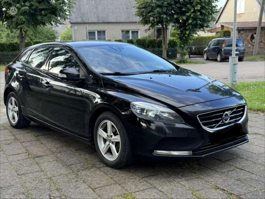 Black Volvo V40 2012 in Mazeikiai, with an engine capacity of 1.56 L and mileage of 291 thousand km for 4250 €, photo 1 on AUTOMOTO.COM.LV