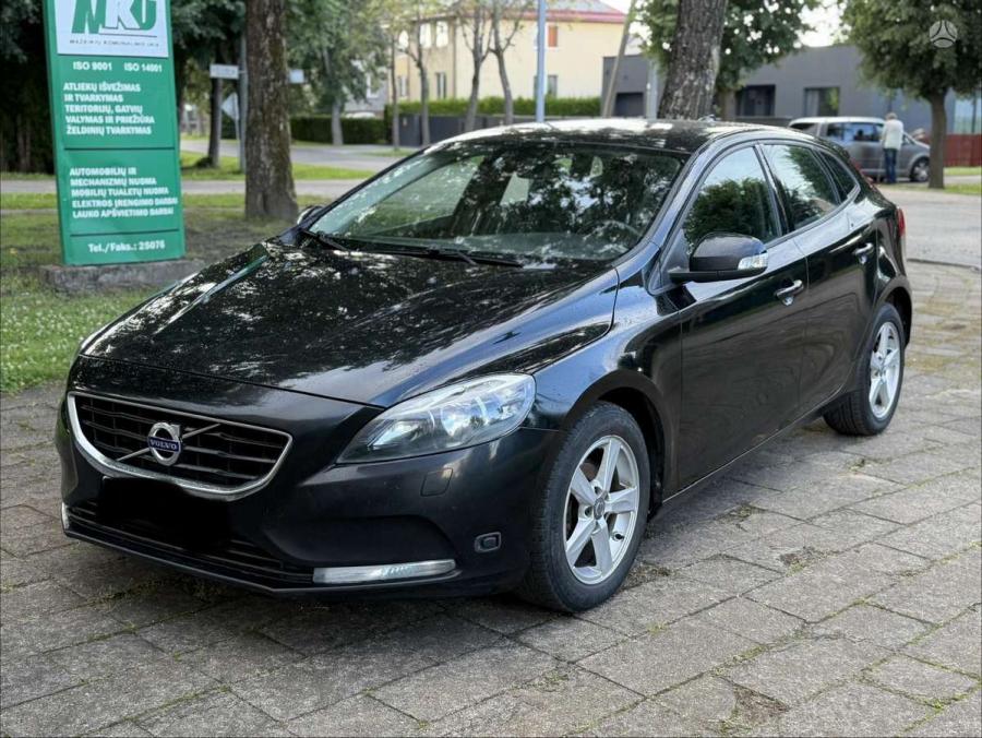 Black Volvo V40 2012 in Mazeikiai, with an engine capacity of 1.56 L and mileage of 291 thousand km for 4250 €, photo 3 on AUTOMOTO.COM.LV