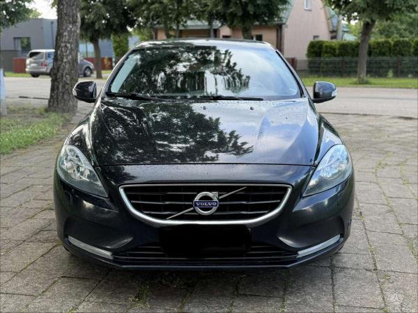 Black Volvo V40 2012 in Mazeikiai, with an engine capacity of 1.56 L and mileage of 291 thousand km for 4250 €, photo 3 on AUTOMOTO.COM.LV