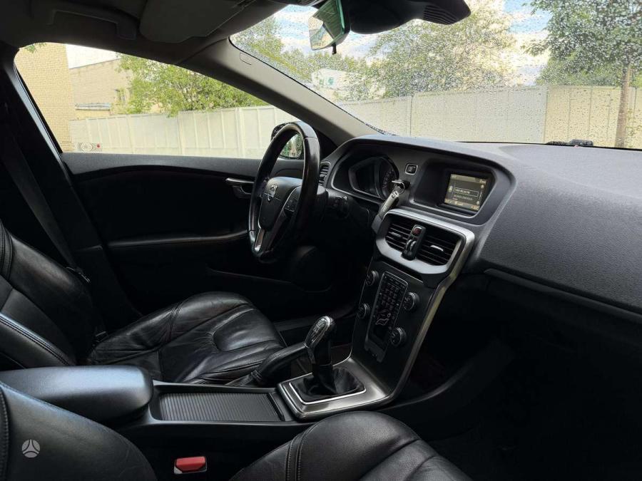 Black Volvo V40 2012 in Mazeikiai, with an engine capacity of 1.56 L and mileage of 291 thousand km for 4250 €, photo 10 on AUTOMOTO.COM.LV