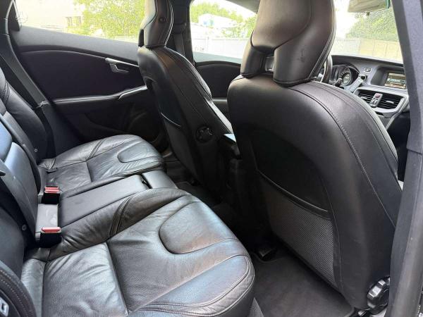 Black Volvo V40 2012 in Mazeikiai, with an engine capacity of 1.56 L and mileage of 291 thousand km for 4250 €, photo 10 on AUTOMOTO.COM.LV