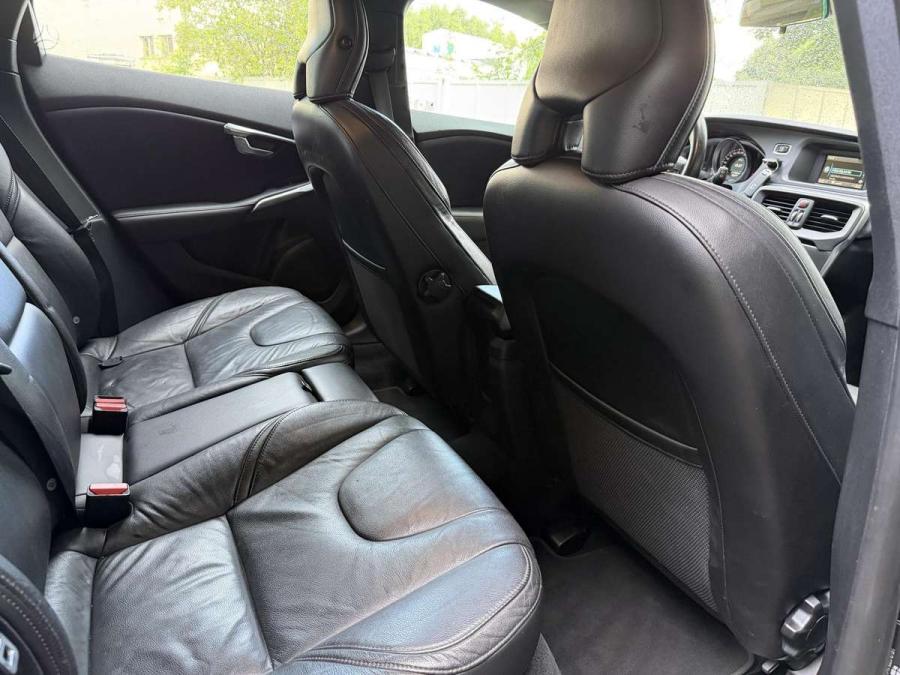 Black Volvo V40 2012 in Mazeikiai, with an engine capacity of 1.56 L and mileage of 291 thousand km for 4250 €, photo 11 on AUTOMOTO.COM.LV