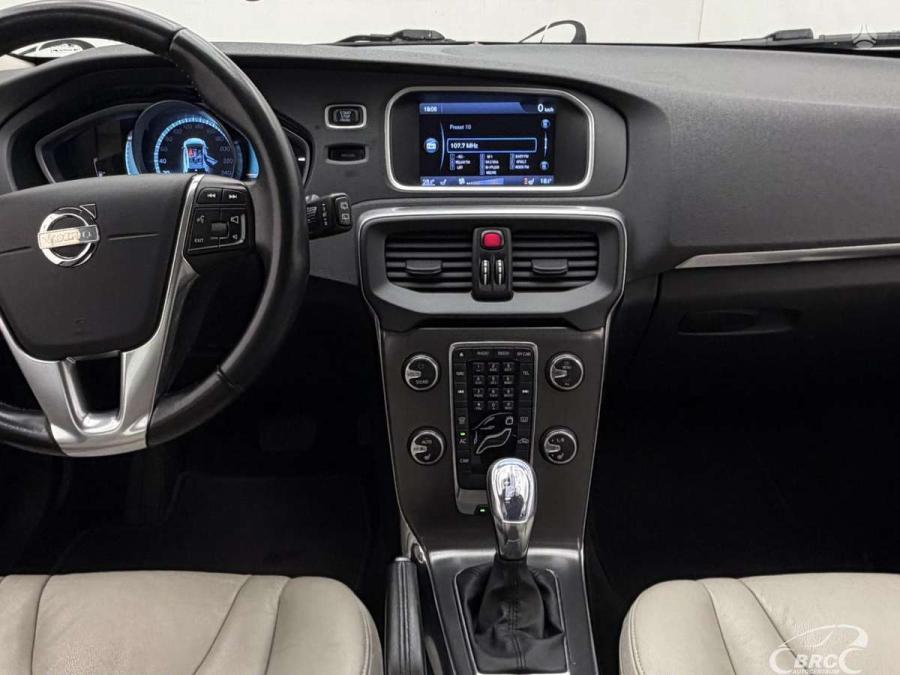 Black Volvo V40 2012 in Vilnius, with an engine capacity of 1.98 L and mileage of 187 thousand km for 9900 €, photo 16 on AUTOMOTO.COM.LV