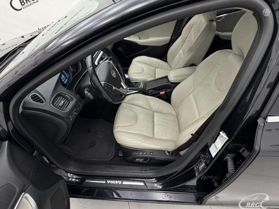 Black Volvo V40 2012 in Vilnius, with an engine capacity of 1.98 L and mileage of 187 thousand km for 9900 €, photo 22 on AUTOMOTO.COM.LV