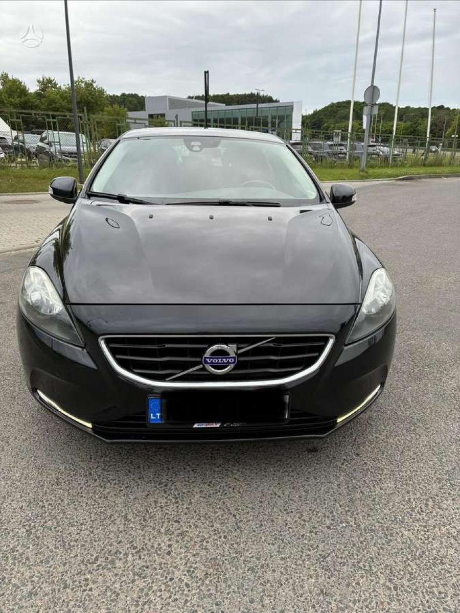 Black Volvo V40 2012 in Vilnius, with an engine capacity of 1.56 L and mileage of 260 thousand km for 5350 €, photo 1 on AUTOMOTO.COM.LV
