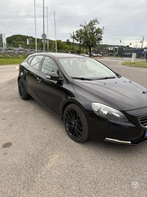 Black Volvo V40 2012 in Vilnius, with an engine capacity of 1.56 L and mileage of 260 thousand km for 5350 €, photo 4 on AUTOMOTO.COM.LV