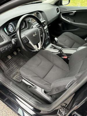 Black Volvo V40 2012 in Vilnius, with an engine capacity of 1.56 L and mileage of 260 thousand km for 5350 €, photo 6 on AUTOMOTO.COM.LV
