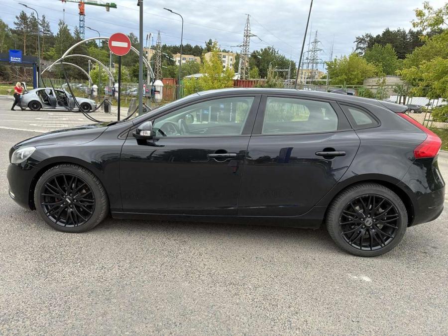 Black Volvo V40 2012 in Vilnius, with an engine capacity of 1.56 L and mileage of 260 thousand km for 5350 €, photo 9 on AUTOMOTO.COM.LV