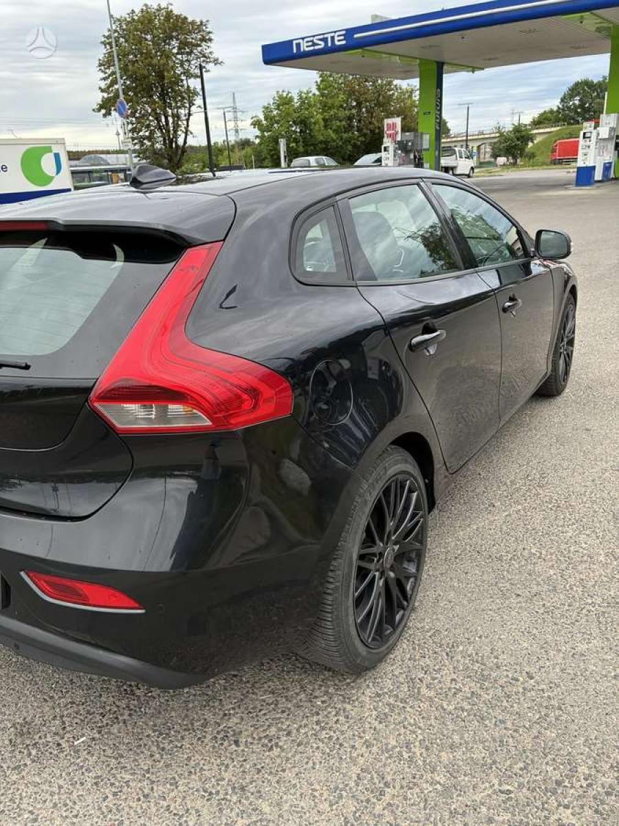 Black Volvo V40 2012 in Vilnius, with an engine capacity of 1.56 L and mileage of 260 thousand km for 5350 €, photo 12 on AUTOMOTO.COM.LV