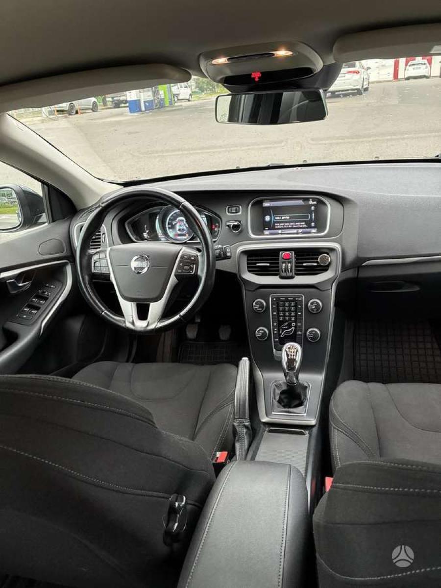 Black Volvo V40 2012 in Vilnius, with an engine capacity of 1.56 L and mileage of 260 thousand km for 5350 €, photo 15 on AUTOMOTO.COM.LV