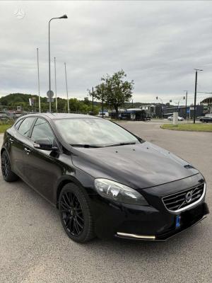 Black Volvo V40 2012 in Vilnius, with an engine capacity of 1.56 L and mileage of 260 thousand km for 5350 €, photo 16 on AUTOMOTO.COM.LV