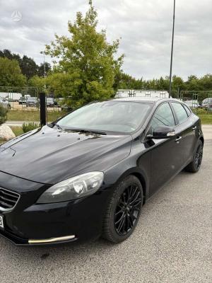 Black Volvo V40 2012 in Vilnius, with an engine capacity of 1.56 L and mileage of 260 thousand km for 5350 €, photo 17 on AUTOMOTO.COM.LV