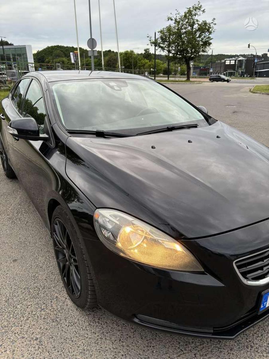Black Volvo V40 2012 in Vilnius, with an engine capacity of 1.56 L and mileage of 260 thousand km for 5350 €, photo 19 on AUTOMOTO.COM.LV