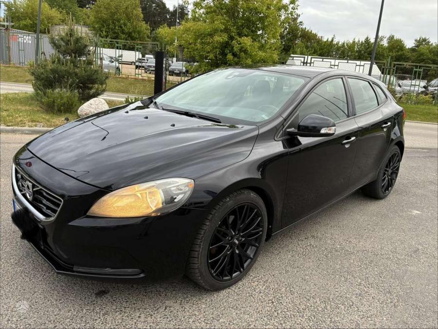 Black Volvo V40 2012 in Vilnius, with an engine capacity of 1.56 L and mileage of 260 thousand km for 5350 €, photo 21 on AUTOMOTO.COM.LV