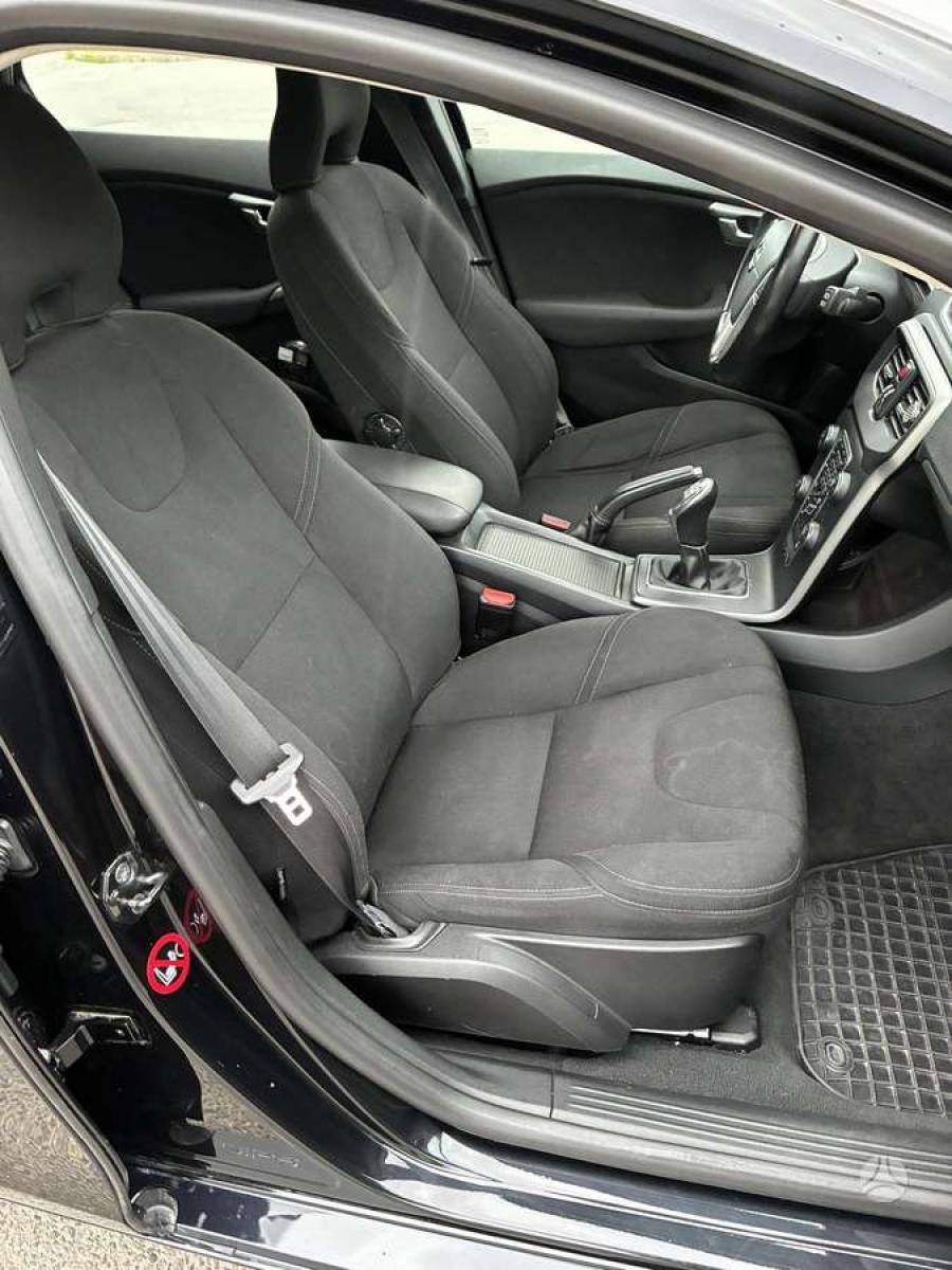 Black Volvo V40 2012 in Vilnius, with an engine capacity of 1.56 L and mileage of 260 thousand km for 5350 €, photo 22 on AUTOMOTO.COM.LV