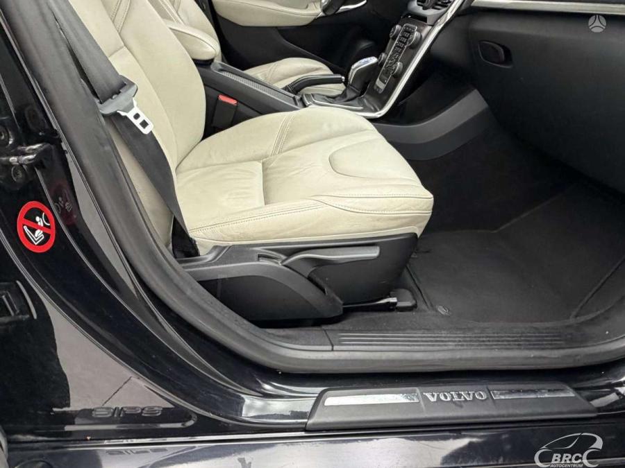 Melns Volvo V40 2012 Viļņa, ar dzinēja tilpumu 1.98 L un nobraukumu 187 tūkst. km par 8500 €, foto 8 vietnē AUTOMOTO.COM.LV