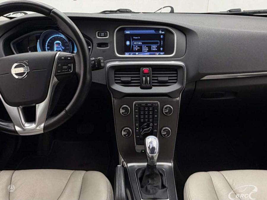 Melns Volvo V40 2012 Viļņa, ar dzinēja tilpumu 1.98 L un nobraukumu 187 tūkst. km par 8500 €, foto 16 vietnē AUTOMOTO.COM.LV