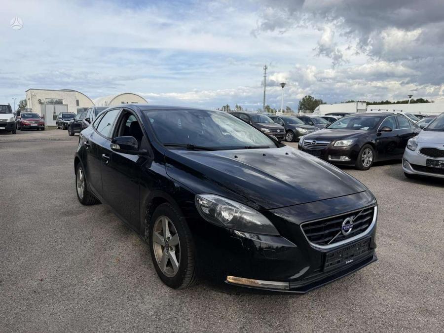 Melns Volvo V40 2012 Marijampole, ar dzinēja tilpumu 1.56 L un nobraukumu 271 tūkst. km par 3850 €, foto 4 vietnē AUTOMOTO.COM.LV