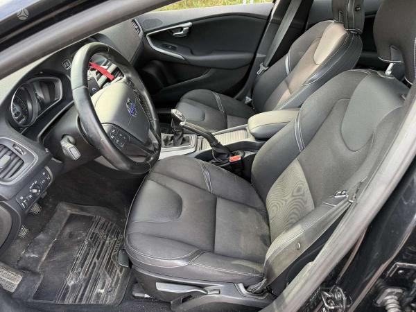 Melns Volvo V40 2012 Marijampole, ar dzinēja tilpumu 1.56 L un nobraukumu 271 tūkst. km par 3850 €, foto 9 vietnē AUTOMOTO.COM.LV