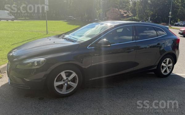 Melns Volvo V40 2012 Rīga, ar dzinēja tilpumu 1.60 L un nobraukumu 232 tūkst. km par 5800 €, foto 1 vietnē AUTOMOTO.COM.LV