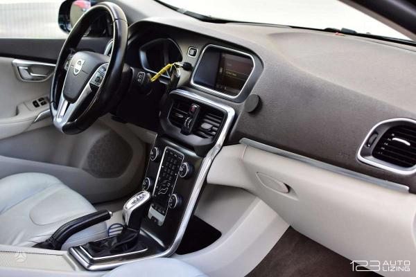 Volvo V40 2012 in Kretinga on AUTOMOTO.COM.LV Black Volvo V40 2012 in Kretinga, with an engine capacity of 2.00 L and mileage of 321 thousand km for 7750 €, photo 3 on AUTOMOTO.COM.LV