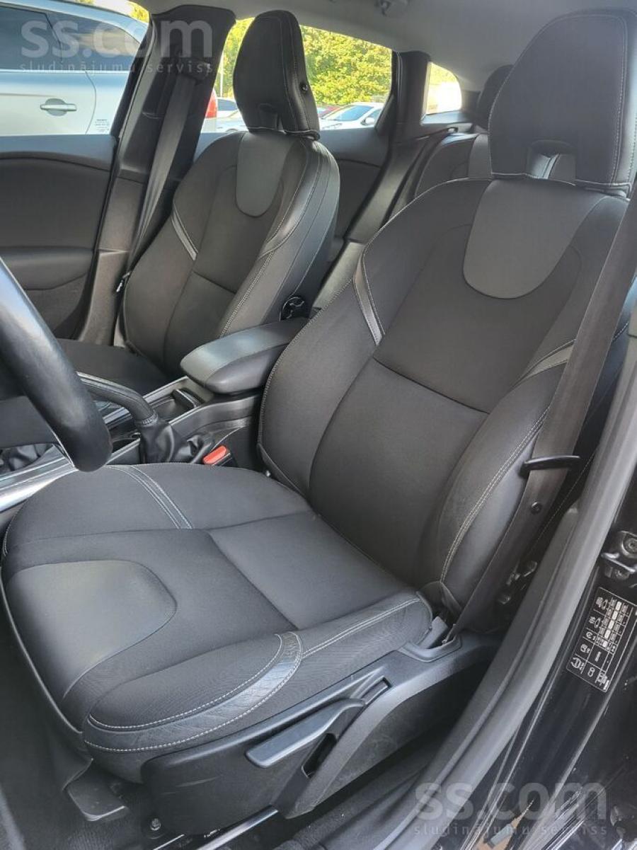 Melns Volvo V40 2012 Jelgava, ar dzinēja tilpumu 1.60 L un nobraukumu 240 tūkst. km par 6190 €, foto 12 vietnē AUTOMOTO.COM.LV