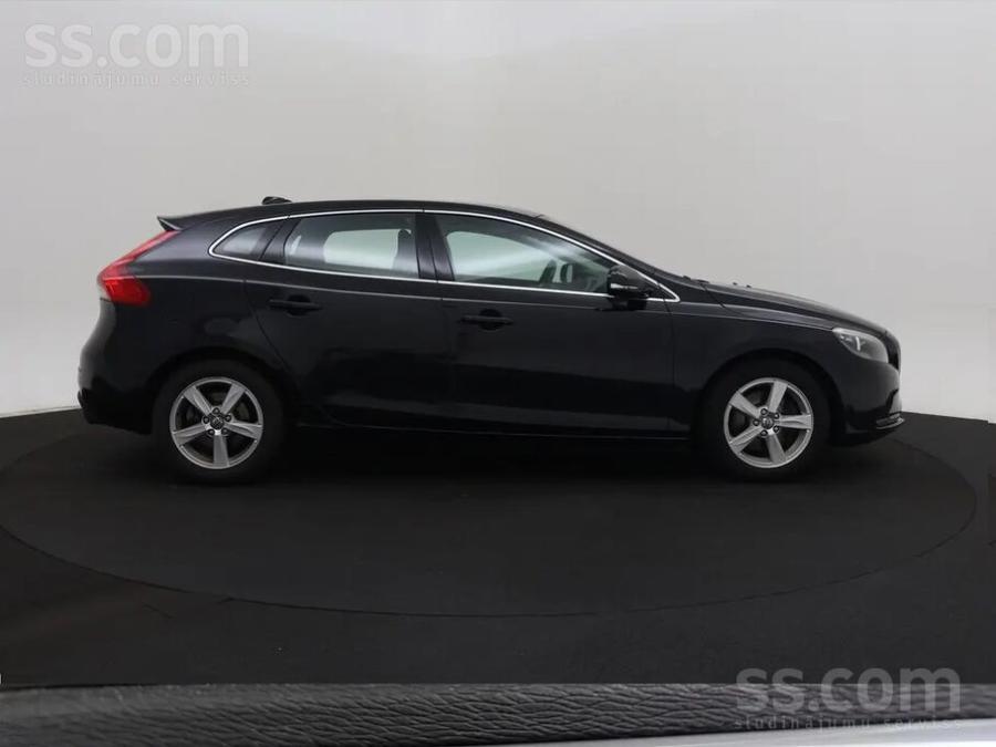 Melns Volvo V40 2012 Jelgava, ar dzinēja tilpumu 1.60 L un nobraukumu 240 tūkst. km par 6190 €, foto 35 vietnē AUTOMOTO.COM.LV