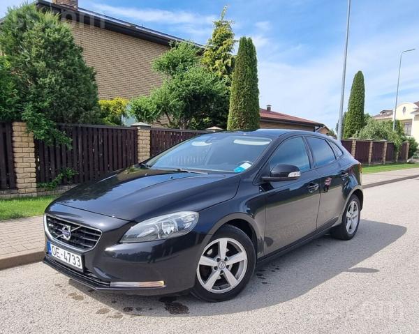 Black Volvo V40 2013 in Riga, with an engine capacity of 1.60 L and mileage of 222 thousand km for 6200 €, photo 1 on AUTOMOTO.COM.LV