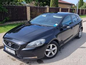 Black Volvo V40 2013 in Riga, with an engine capacity of 1.60 L and mileage of 222 thousand km for 6200 €, photo 4 on AUTOMOTO.COM.LV