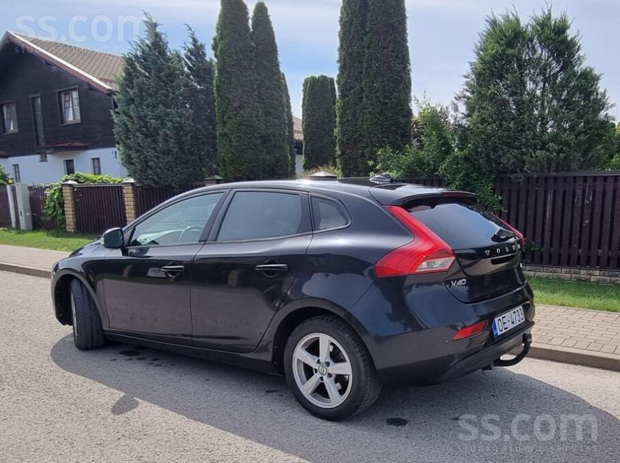 Black Volvo V40 2013 in Riga, with an engine capacity of 1.60 L and mileage of 222 thousand km for 6200 €, photo 5 on AUTOMOTO.COM.LV