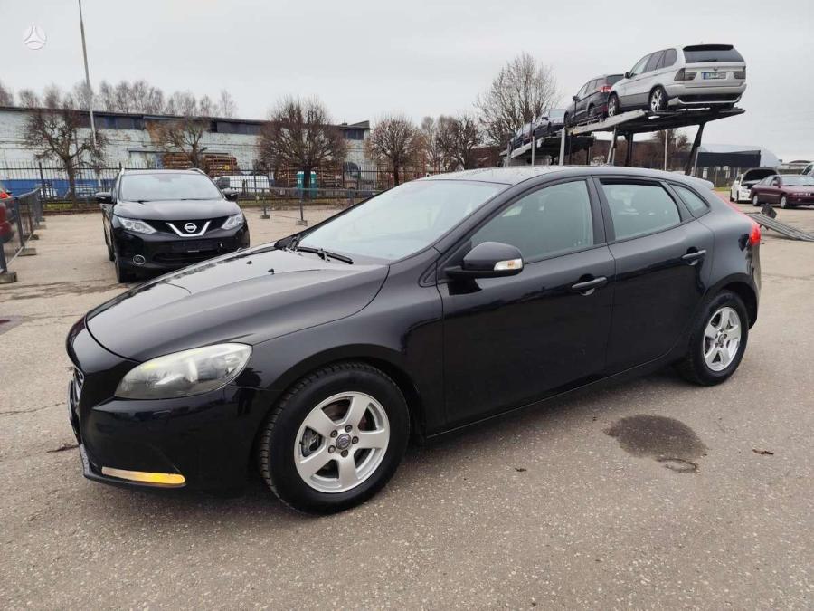 Melns Volvo V40 2013 Marijampole, ar dzinēja tilpumu 1.56 L un nobraukumu 268 tūkst. km par 4500 €, foto 4 vietnē AUTOMOTO.COM.LV