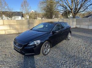 Melns Volvo V40 2013 Panevēža, ar dzinēja tilpumu 1.98 L un nobraukumu 241 tūkst. km par 6399 €, foto  vietnē AUTOMOTO.COM.LV