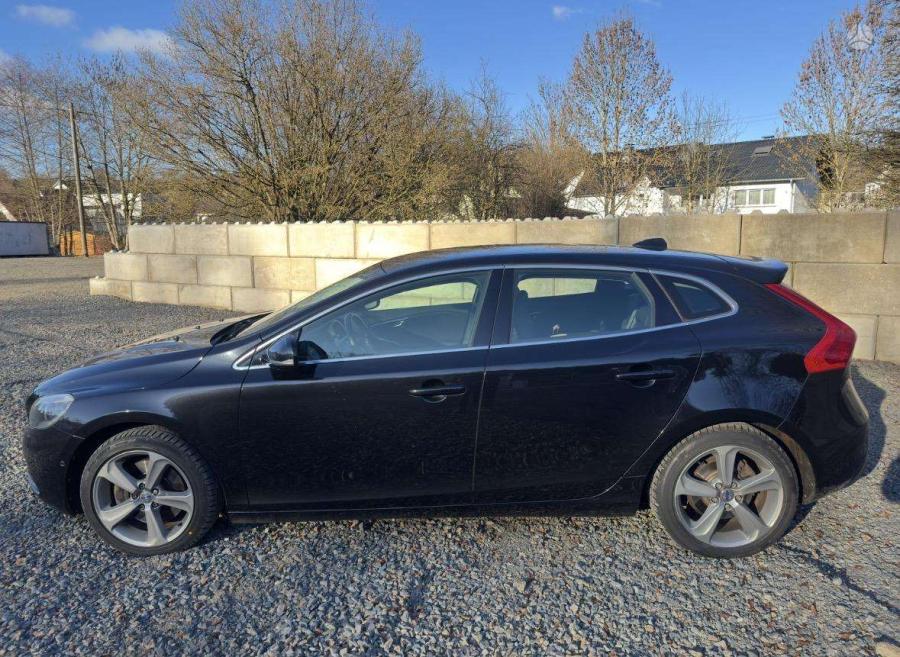 Melns Volvo V40 2013 Panevēža, ar dzinēja tilpumu 1.98 L un nobraukumu 241 tūkst. km par 6399 €, foto 3 vietnē AUTOMOTO.COM.LV