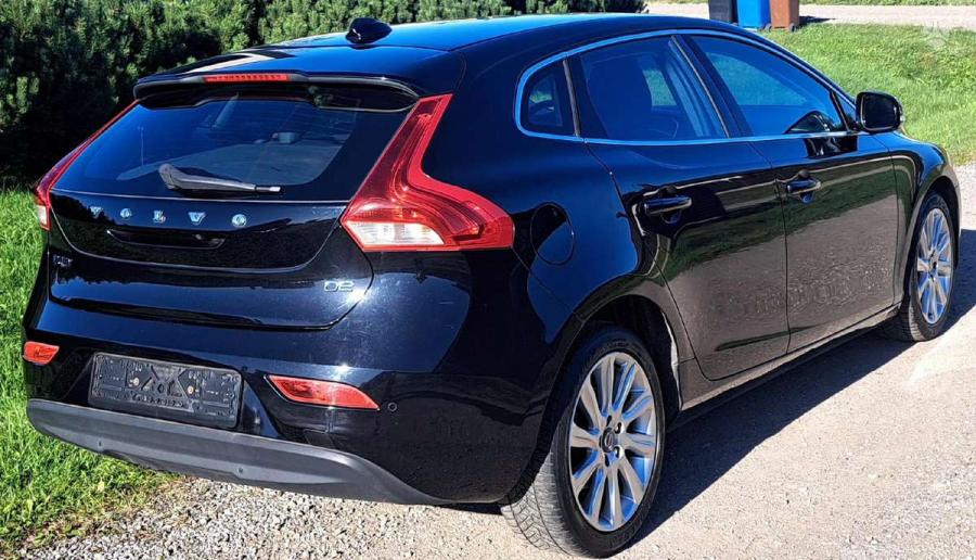 Melns Volvo V40 2013 Alīta, ar dzinēja tilpumu 1.56 L un nobraukumu 256 tūkst. km par 5500 €, foto 4 vietnē AUTOMOTO.COM.LV