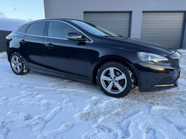 Melns Volvo V40 2013 Alīta, ar dzinēja tilpumu 1.56 L un nobraukumu 237 tūkst. km par 5350 €, foto 1 vietnē AUTOMOTO.COM.LV