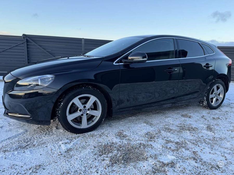Melns Volvo V40 2013 Alīta, ar dzinēja tilpumu 1.56 L un nobraukumu 237 tūkst. km par 5350 €, foto 4 vietnē AUTOMOTO.COM.LV