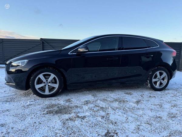 Melns Volvo V40 2013 Alīta, ar dzinēja tilpumu 1.56 L un nobraukumu 237 tūkst. km par 5350 €, foto 5 vietnē AUTOMOTO.COM.LV