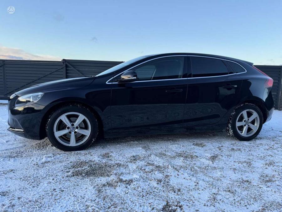 Melns Volvo V40 2013 Alīta, ar dzinēja tilpumu 1.56 L un nobraukumu 237 tūkst. km par 5350 €, foto 5 vietnē AUTOMOTO.COM.LV