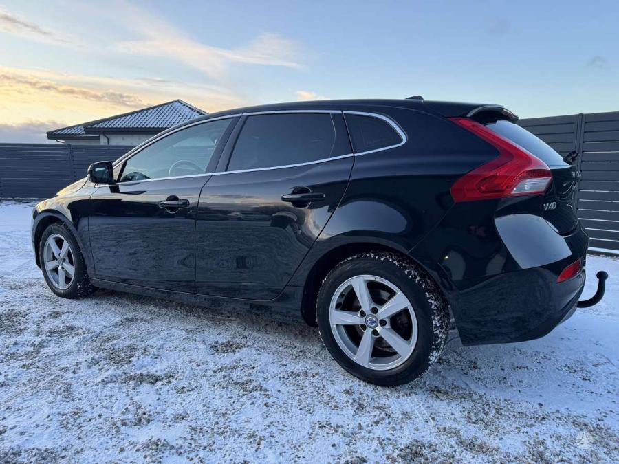 Melns Volvo V40 2013 Alīta, ar dzinēja tilpumu 1.56 L un nobraukumu 237 tūkst. km par 5350 €, foto 6 vietnē AUTOMOTO.COM.LV