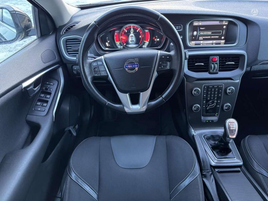 Melns Volvo V40 2013 Alīta, ar dzinēja tilpumu 1.56 L un nobraukumu 237 tūkst. km par 5350 €, foto 17 vietnē AUTOMOTO.COM.LV