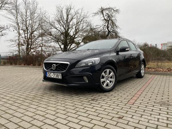 Black Volvo V40 2013 in Riga, with an engine capacity of 1.60 L and mileage of 263 thousand km for 6250 €, photo 3 on AUTOMOTO.COM.LV