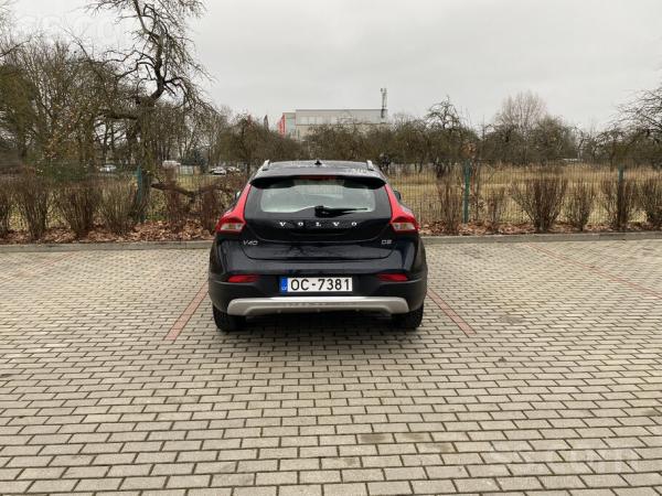 Black Volvo V40 2013 in Riga, with an engine capacity of 1.60 L and mileage of 263 thousand km for 6250 €, photo 4 on AUTOMOTO.COM.LV